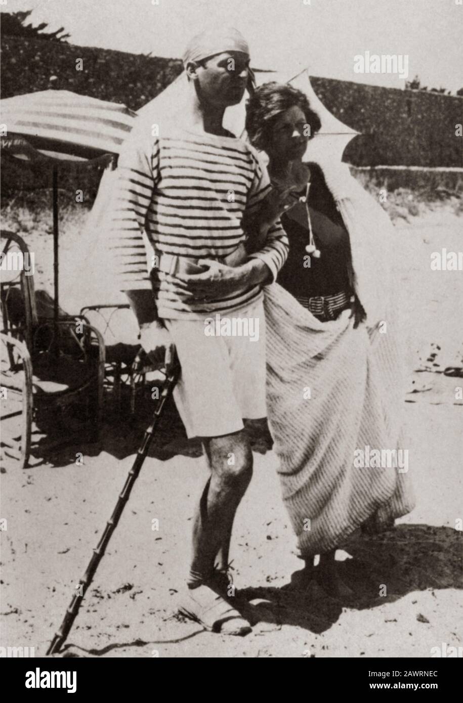 1925 ca , CAP D'ANTIBES , FRANCE : GERALD MURPHY with wife SARA on the ...
