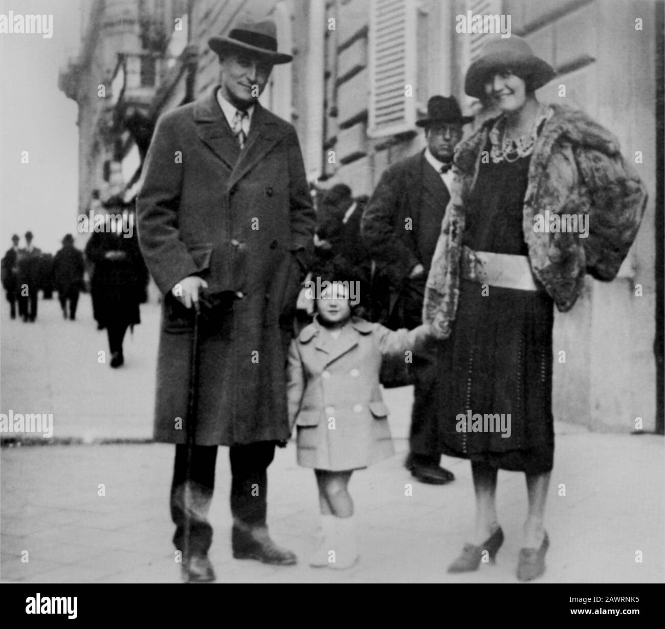 1925 , Paris , France : The american writer FRANCIS SCOTT FITZGERALD ...