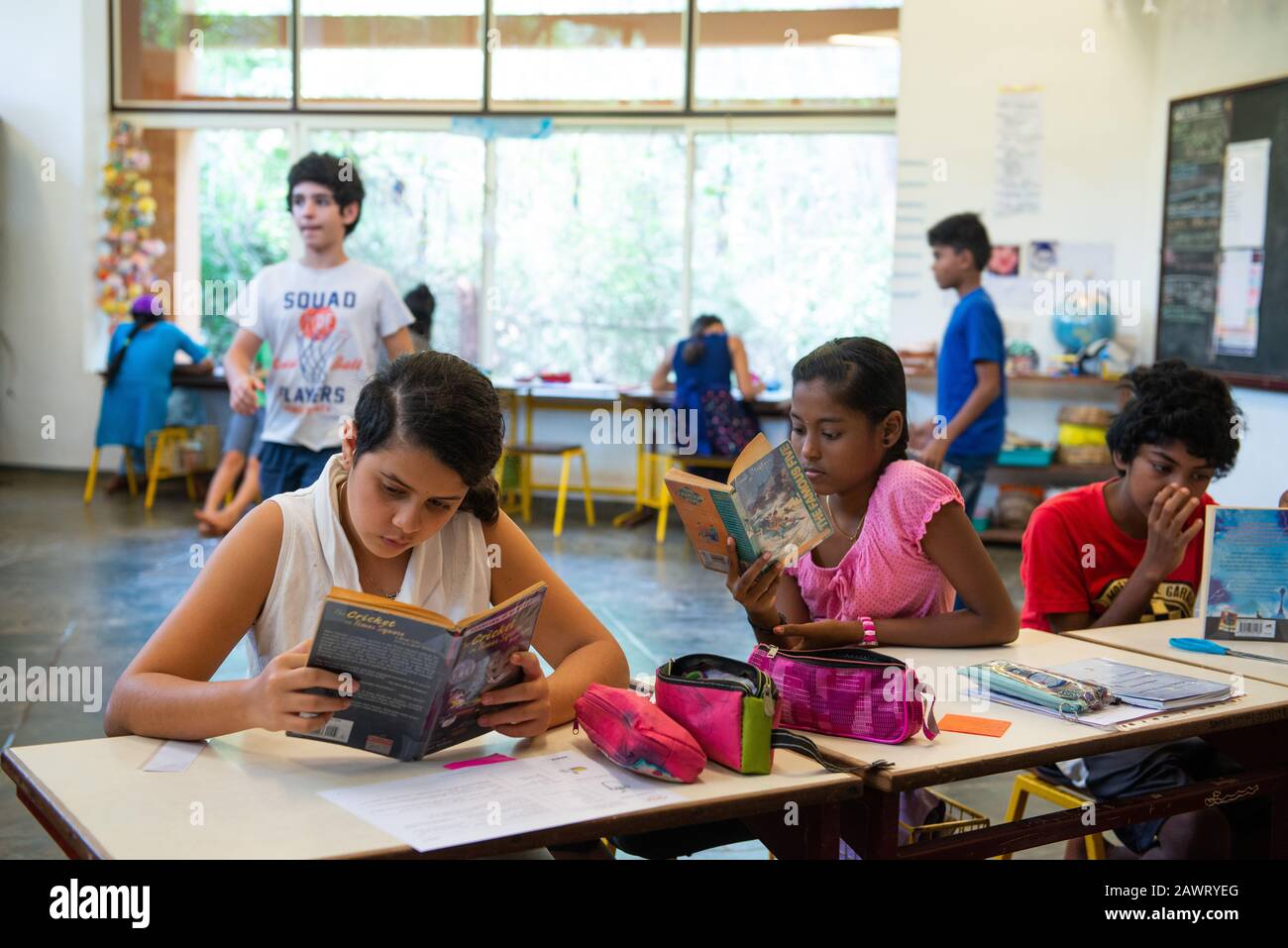 India reading books hi-res stock photography and images - Alamy