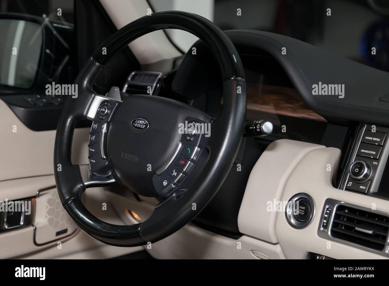 Range rover dashboard hi-res stock photography and images - Alamy