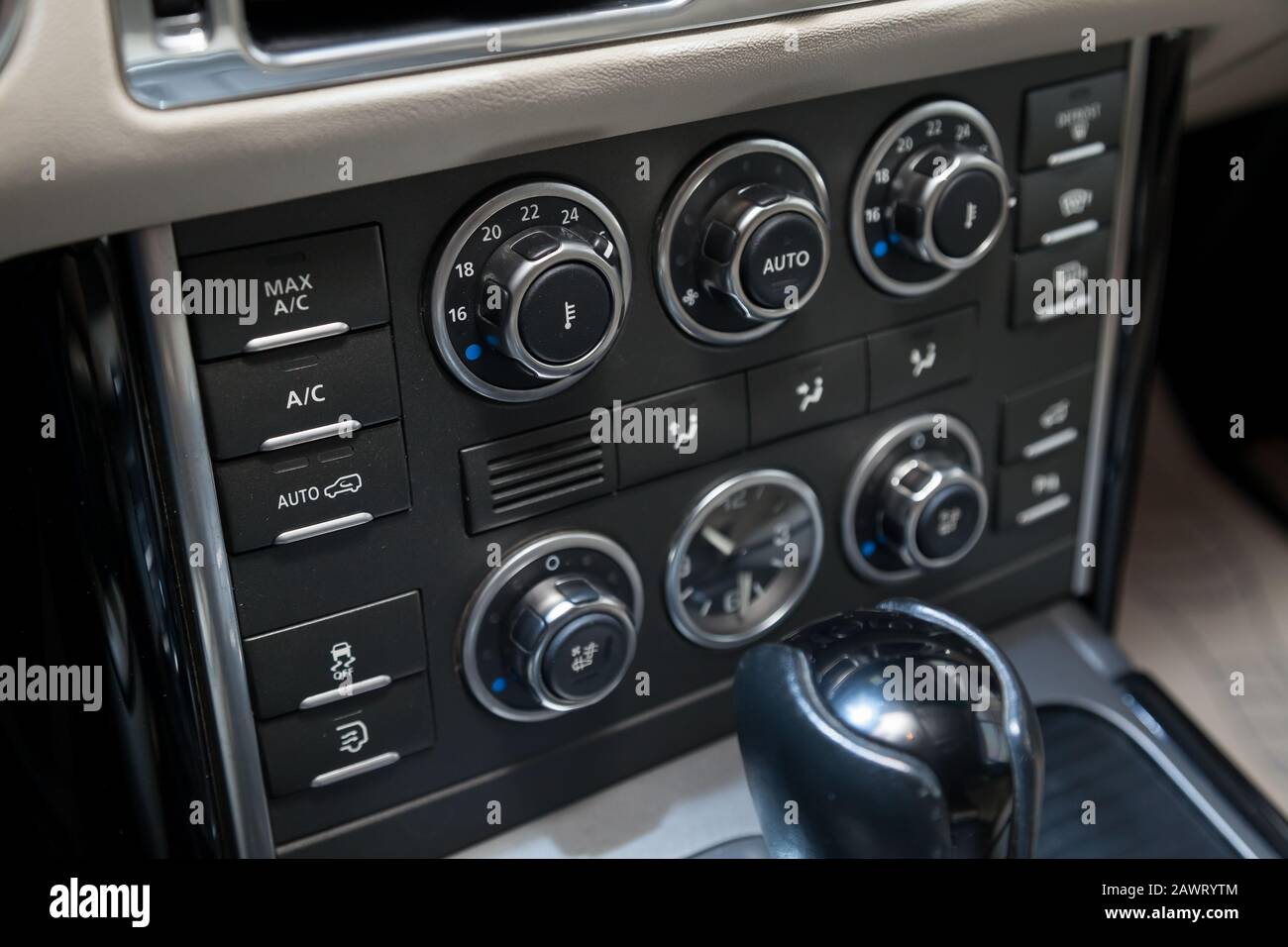 Range rover dashboard hi-res stock photography and images - Alamy