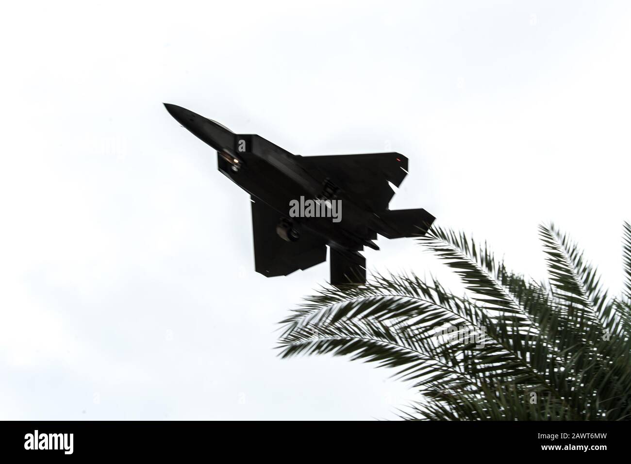 A Hawaii Air National Guard F-22 Raptor approaches the Honolulu Airport ...