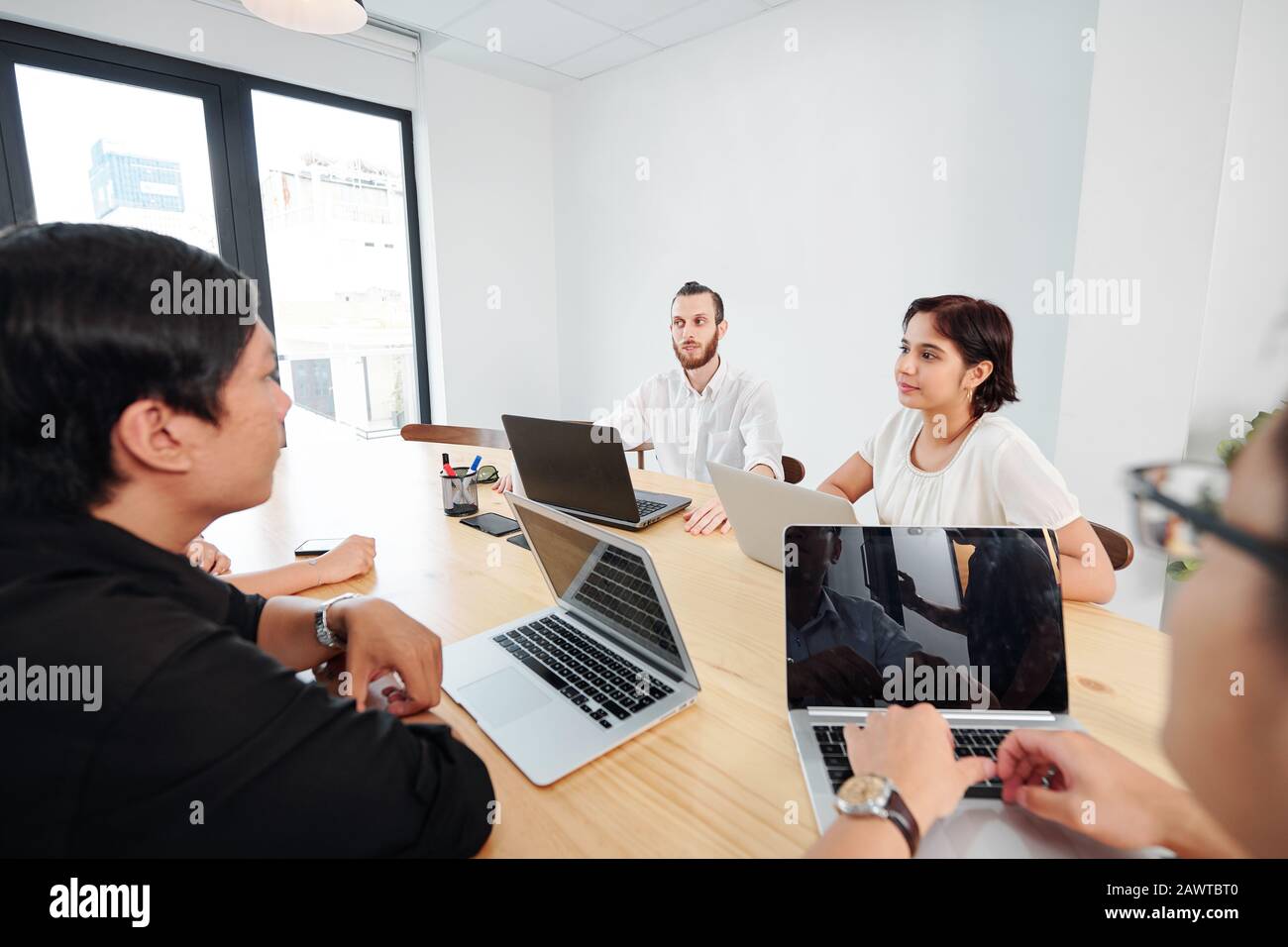 Project managers brainstorming computer room hi-res stock photography ...