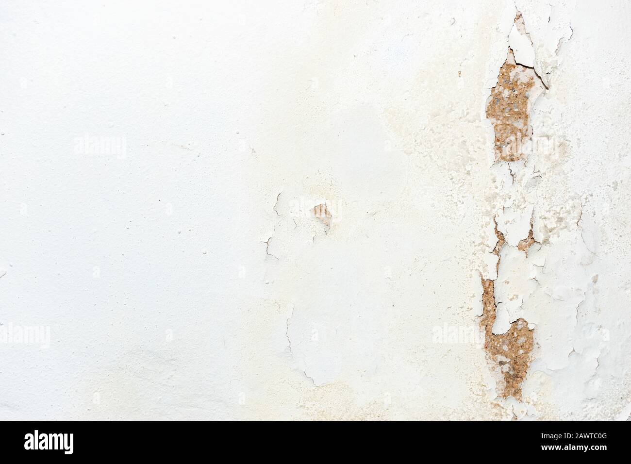 Grungy dirty white wall with cracks texture background Stock Photo - Alamy