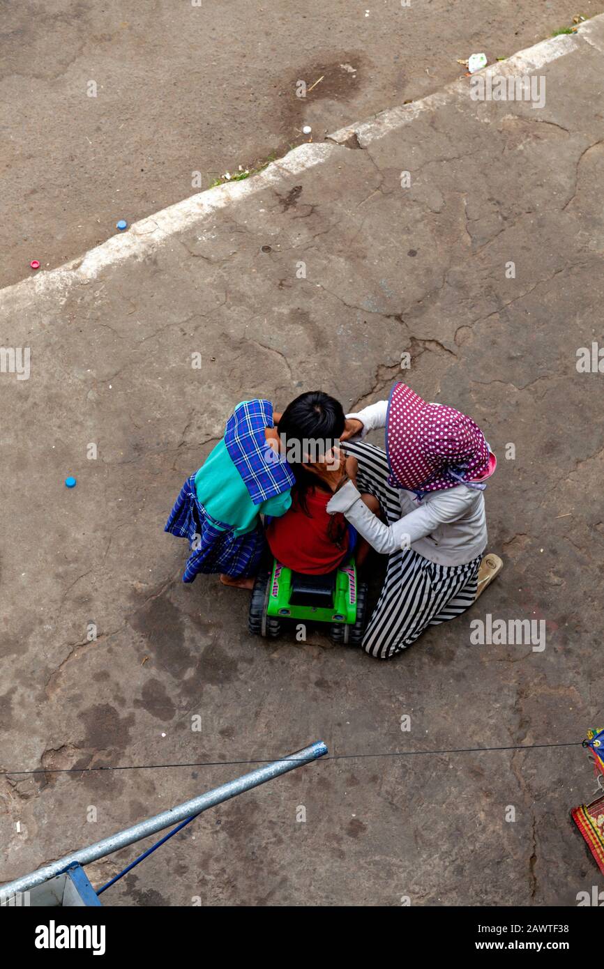Cambodia scavengers cambodia poverty cambodia recycling hi-res stock ...