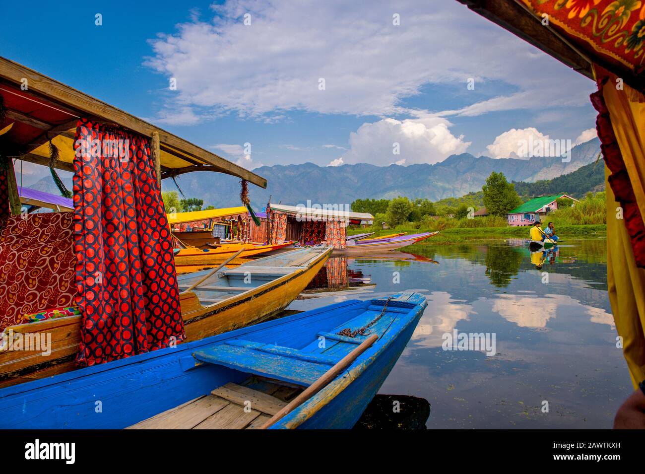 Kashmir shikara ride hi-res stock photography and images - Alamy