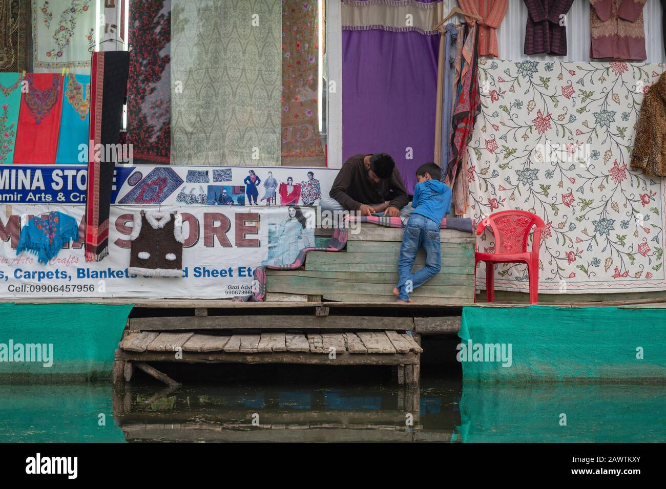 Floating Shop at Dal lake, Srinagar, Kashmir, India Stock Photo - Alamy