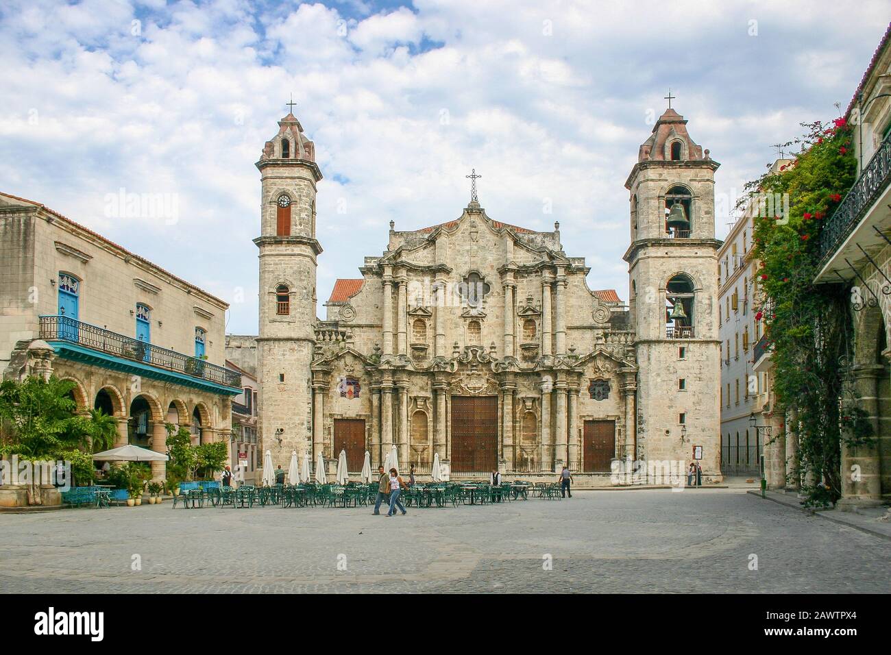 Cathedral Square, Havana, Cuba with catholic church (Plaza de la ...