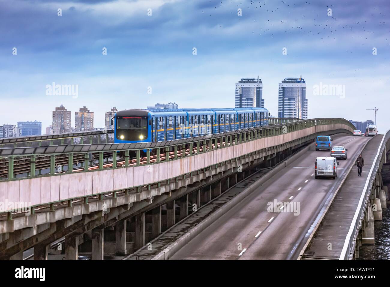 Above ground subway track hi-res stock photography and images - Alamy