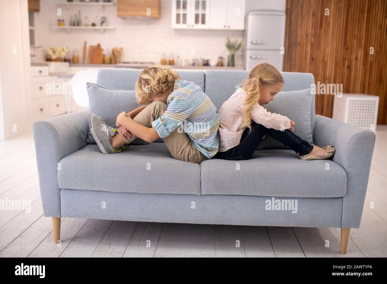Kids sitting back to back hi-res stock photography and images - Alamy
