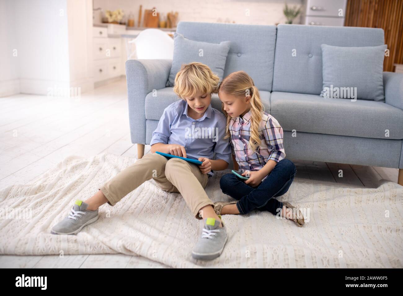 Kids watching kids show hi-res stock photography and images - Alamy