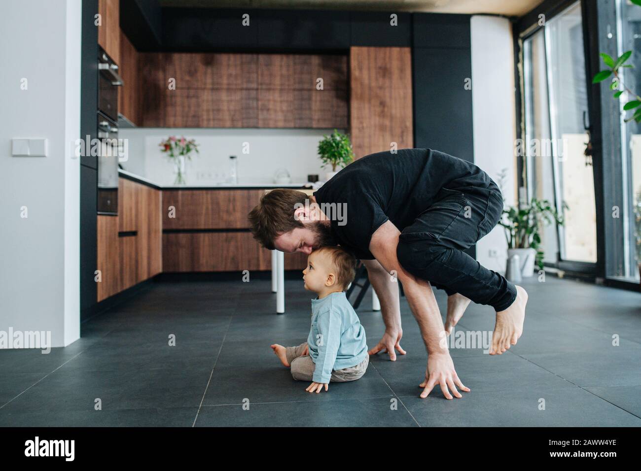 Father kissing babys head hi-res stock photography and images - Alamy