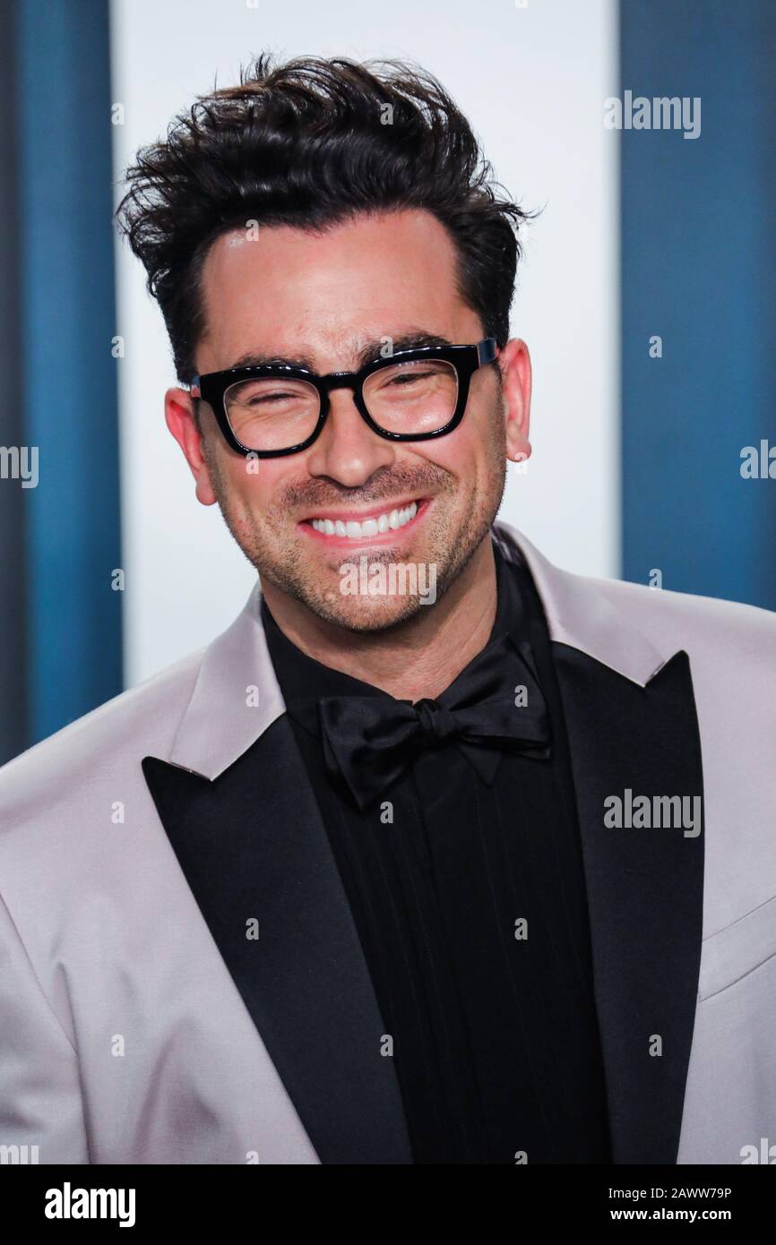 Daniel Levy walking on the red carpet at the 2020 Vanity Fair Oscar ...