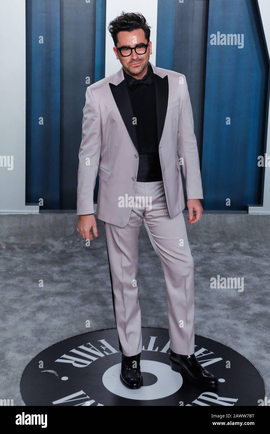 Daniel Levy walking on the red carpet at the 2020 Vanity Fair Oscar ...