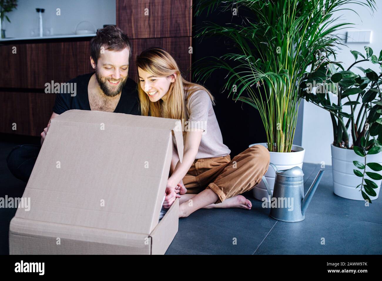 Couple surprise treasure hi-res stock photography and images - Alamy