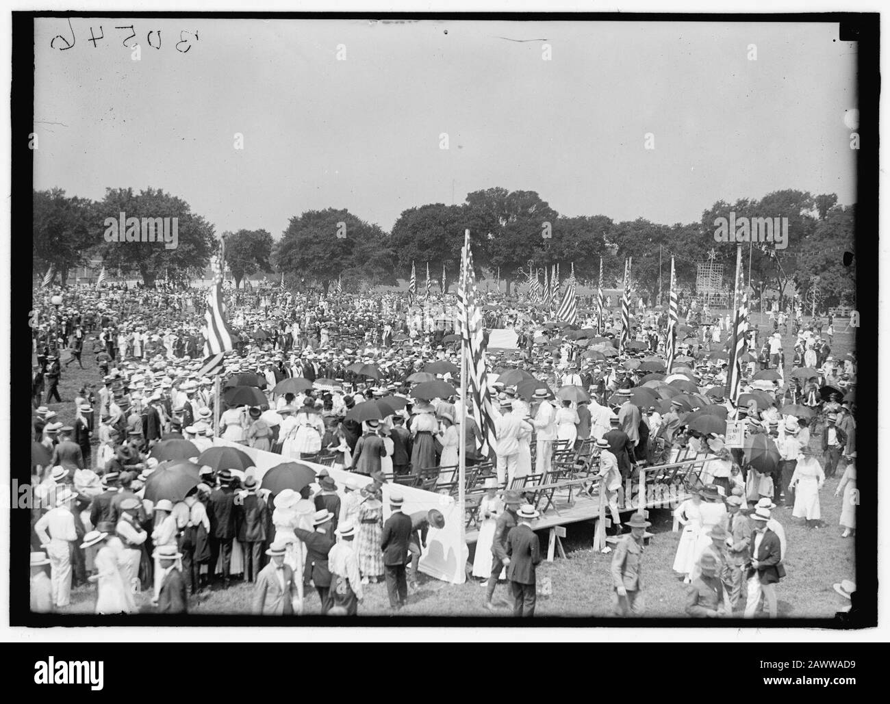 FOURTH OF JULY. GENERAL VIEW OF CROWD ON ELLIPSE FOR EXERCISES Stock ...