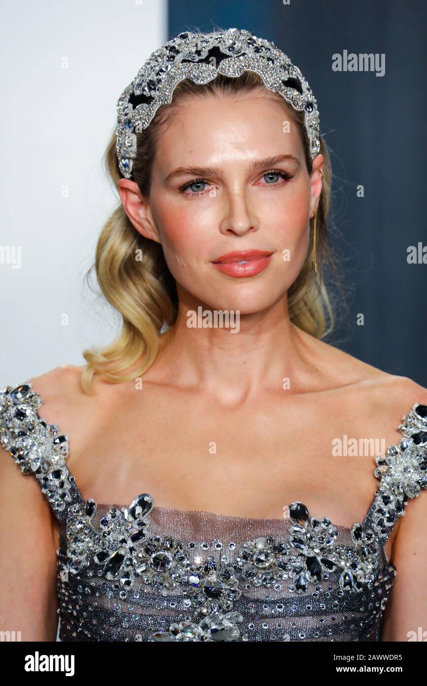 Ali Larter walking on the red carpet at the 2020 Vanity Fair Oscar ...