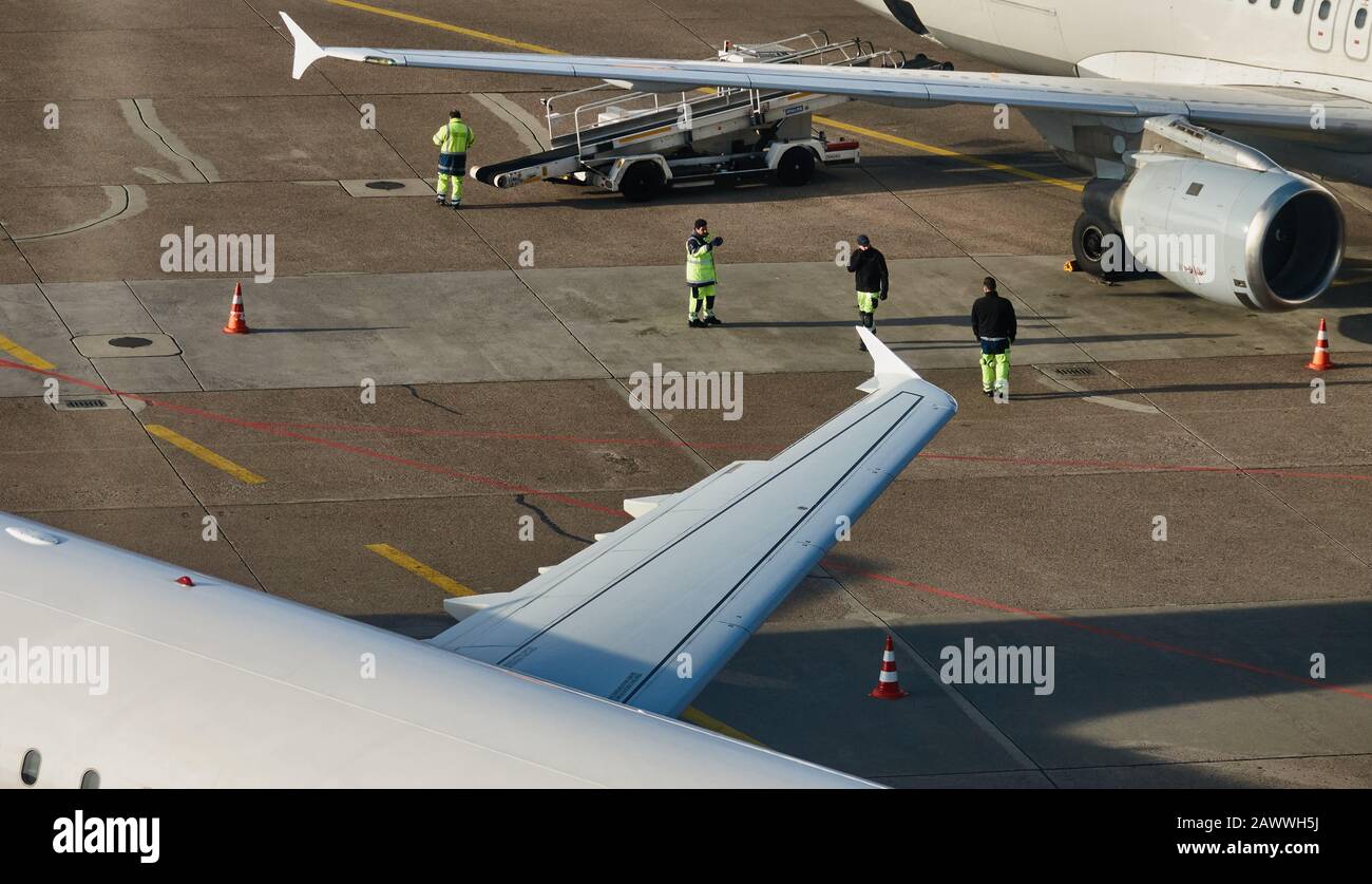 Airport ground staff hi-res stock photography and images - Alamy