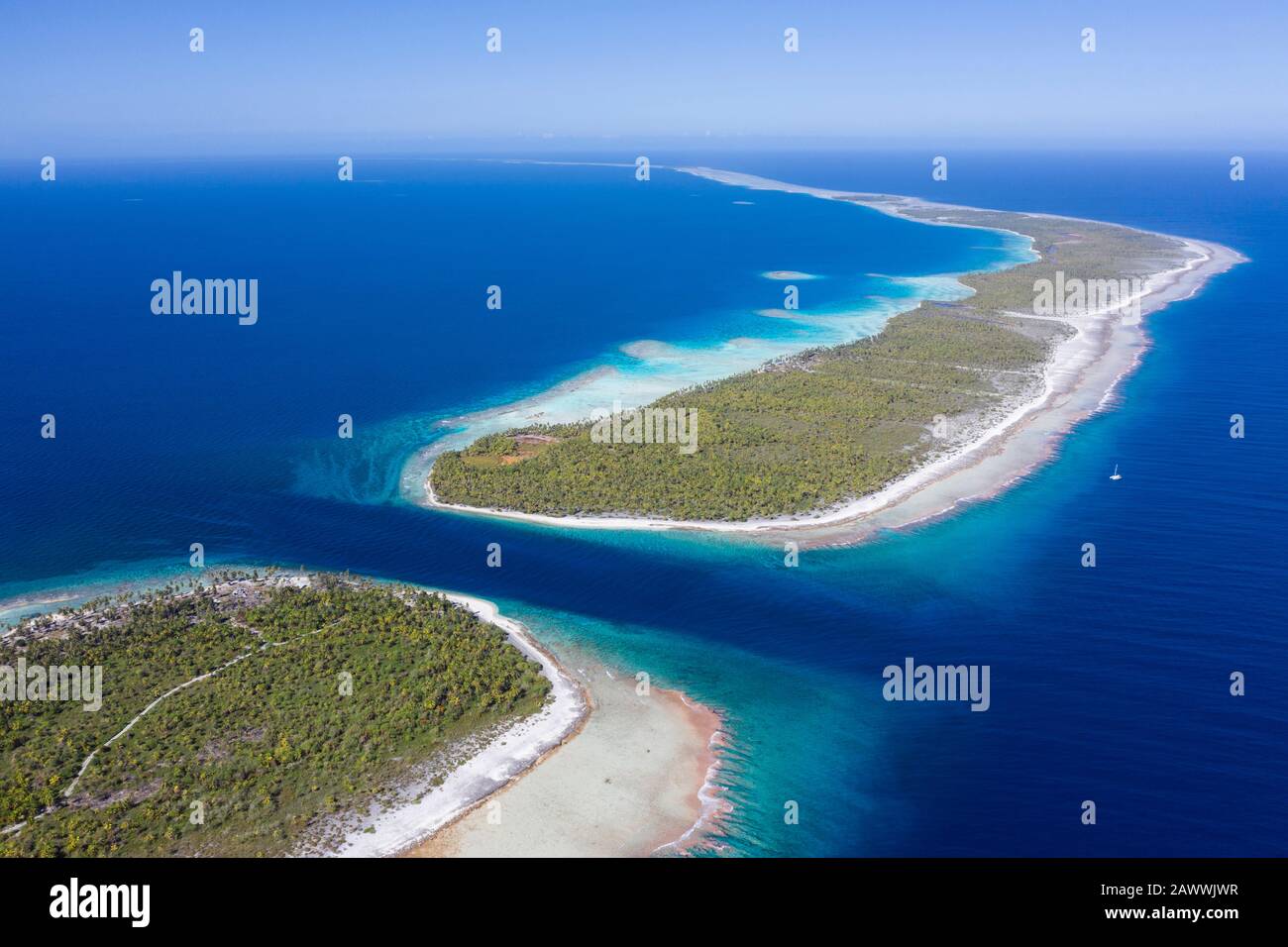 Almonu Pass of Apataki Atoll, Tuamotu Archipel, French Polynesia Stock ...