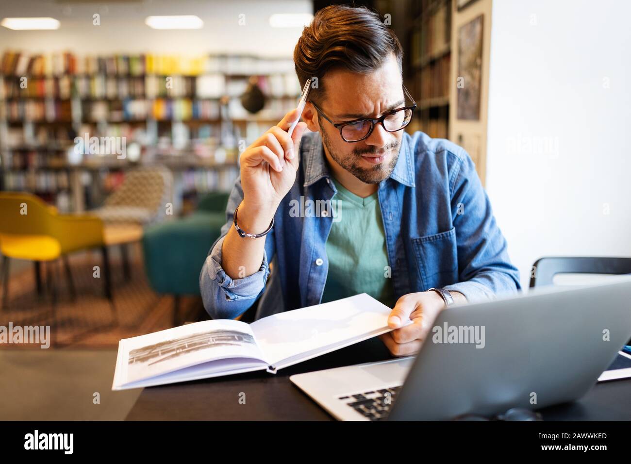 Male student laptop library hi-res stock photography and images - Alamy