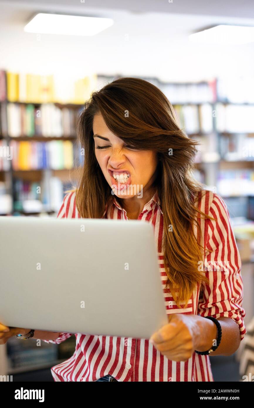 Angry woman laptop hi-res stock photography and images - Alamy
