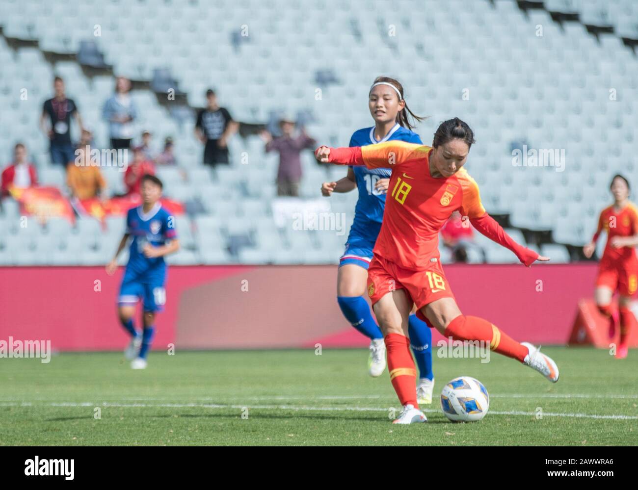 Sydney, Australia. 10th Feb, 2020. Tang Jiali (R) of China shoots ...