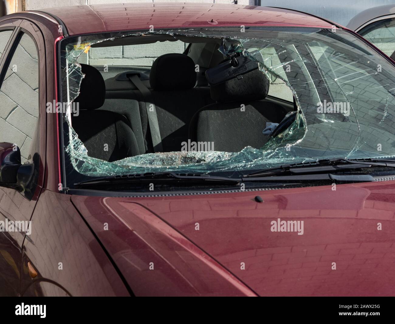 Windshield smashed auto hi-res stock photography and images - Alamy