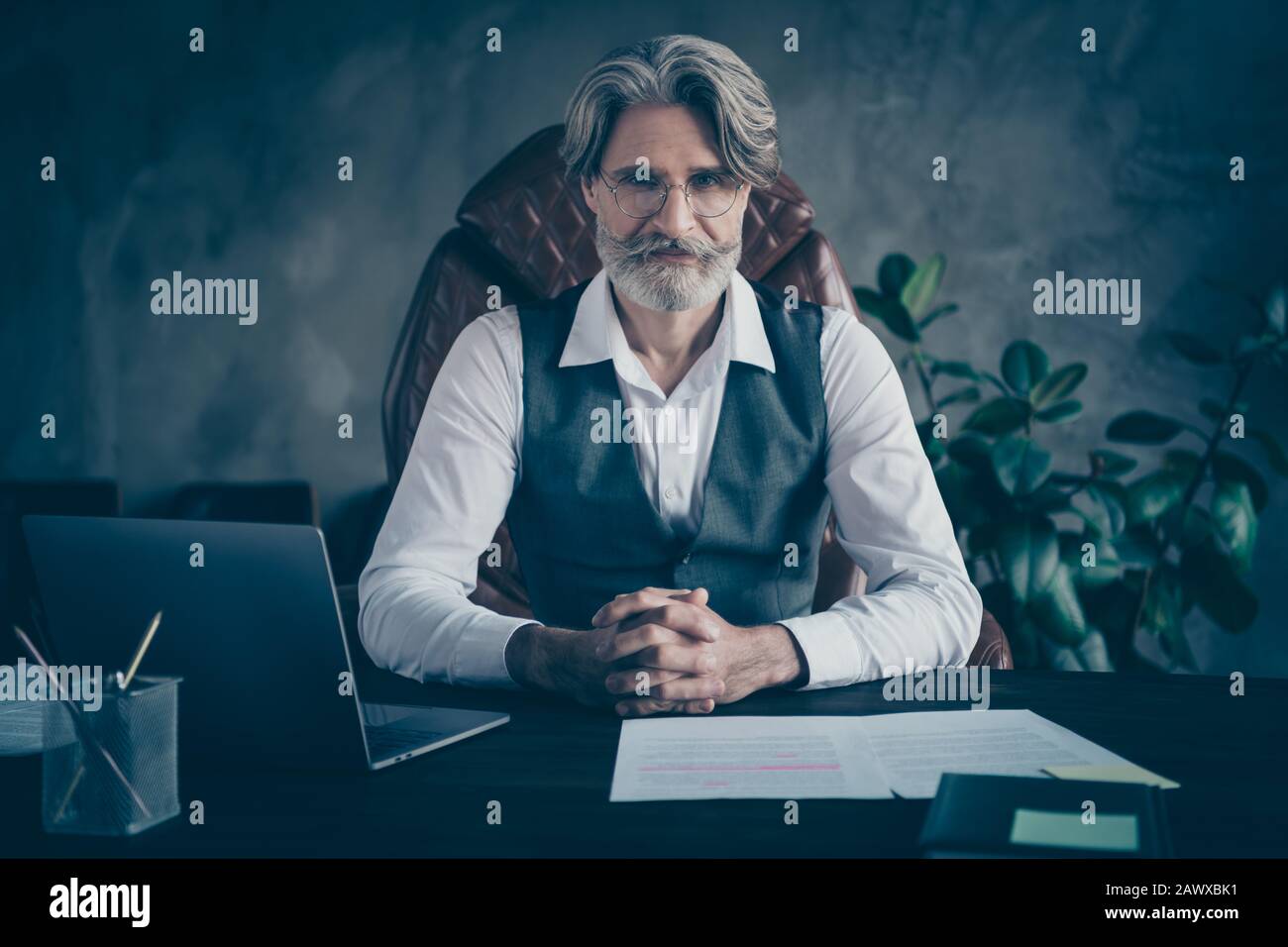 Smart confident successful old man executive entrepreneur freelancer ...