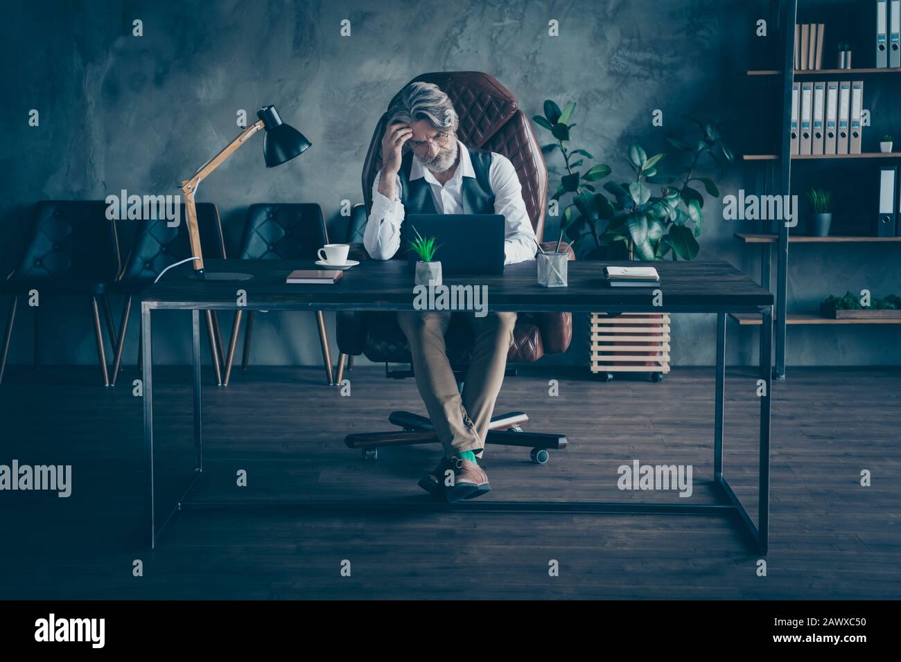 Old man confused computer hi-res stock photography and images - Alamy