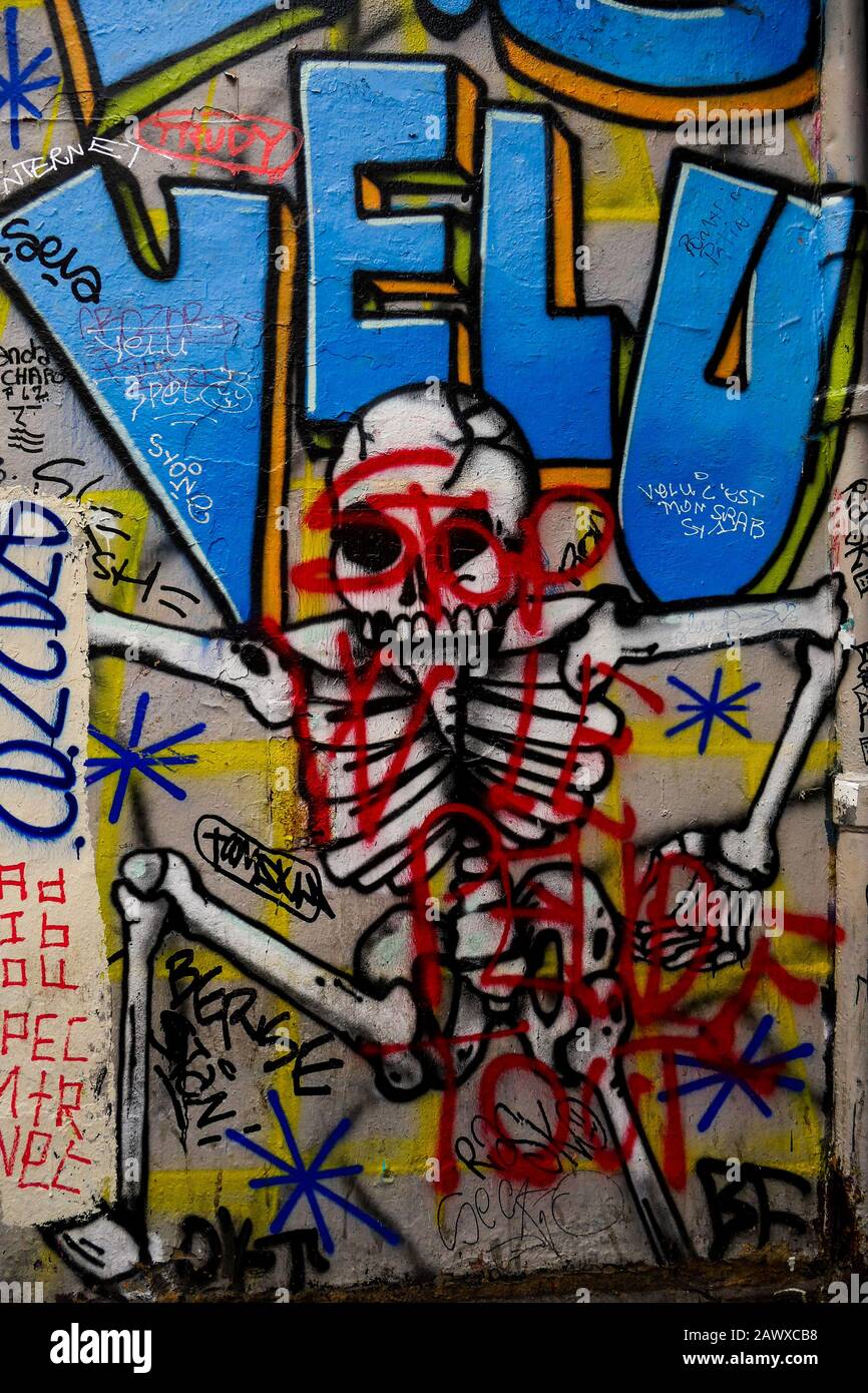 Artiste de street art hi-res stock photography and images - Alamy