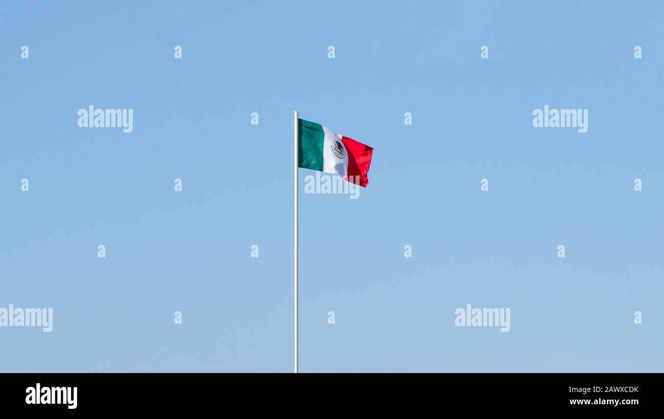 Mexican flag eagle hi-res stock photography and images - Alamy