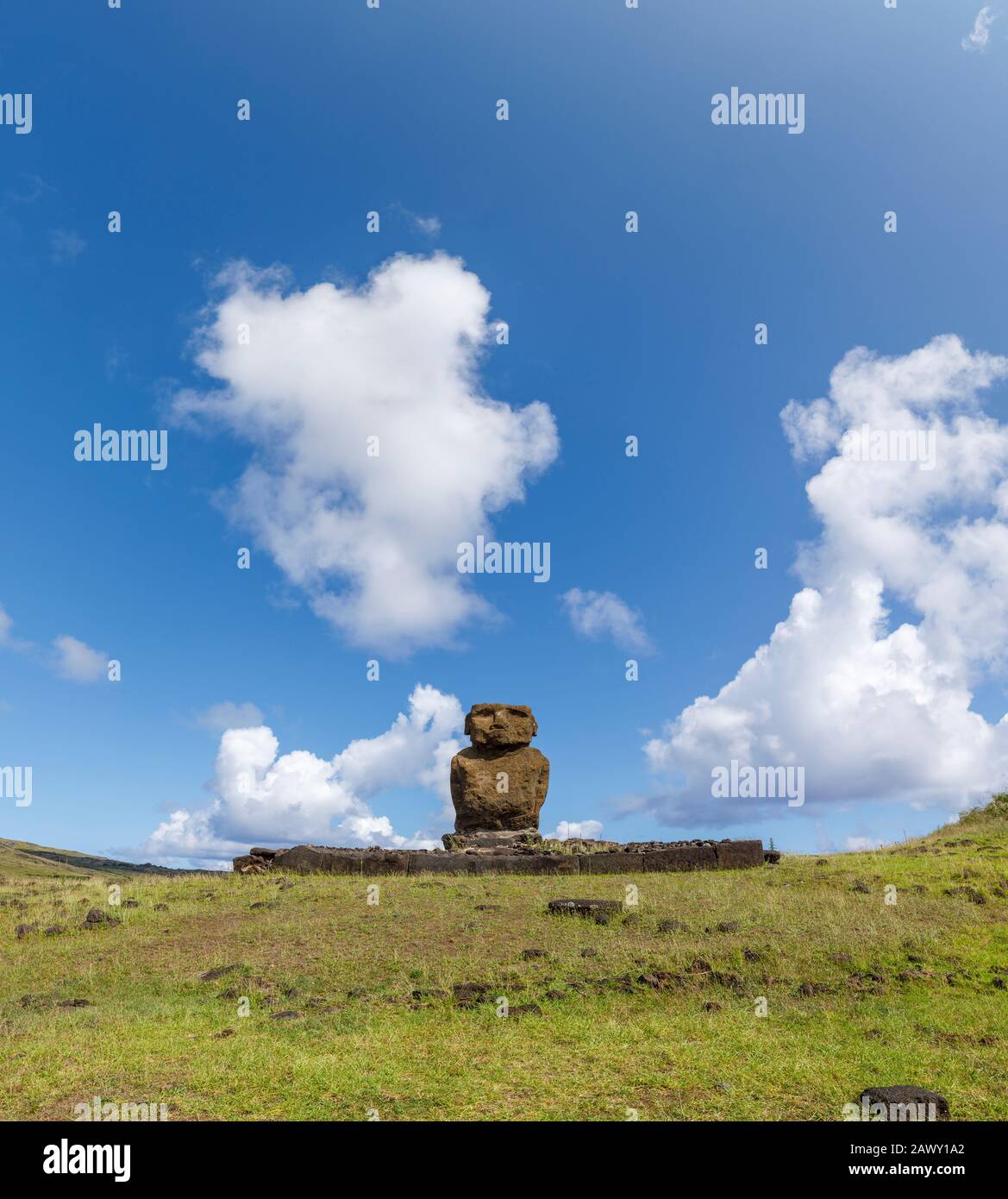 Moai on the beach hi-res stock photography and images - Alamy