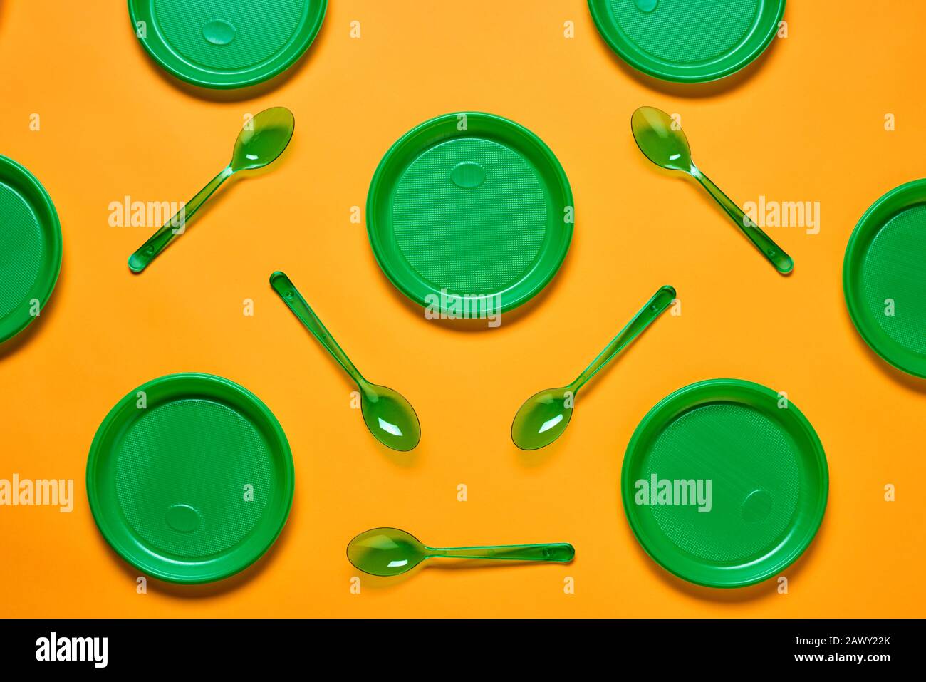 Plastic plates hi-res stock photography and images - Alamy
