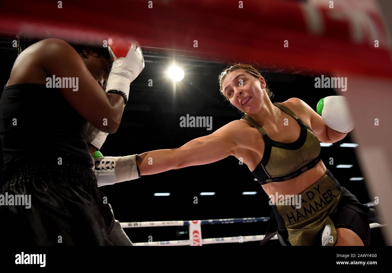 08 February 2020, Baden-Wuerttemberg, Göppingen: Boxing, Middleweight ...