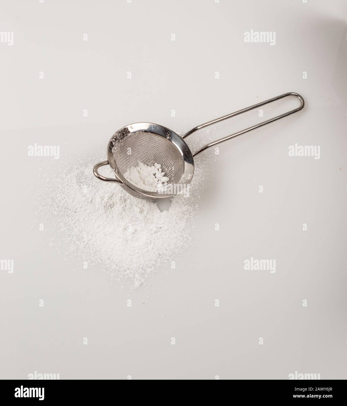 Food in sieve hi-res stock photography and images - Alamy