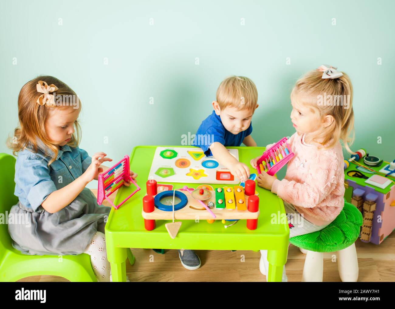 Cute kids playing and learning in the room Stock Photo - Alamy