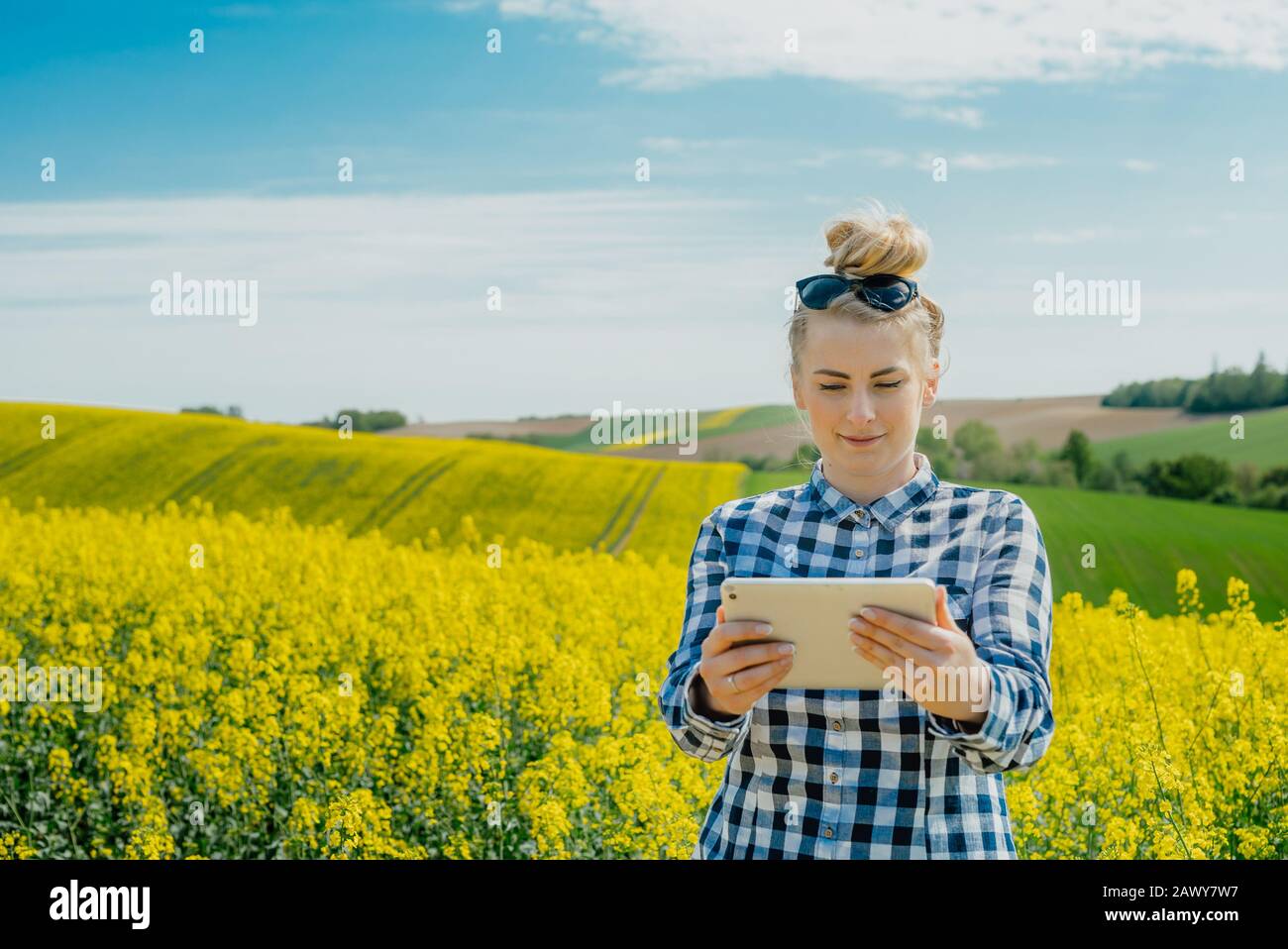 Female farmer tablet computer hi-res stock photography and images - Alamy