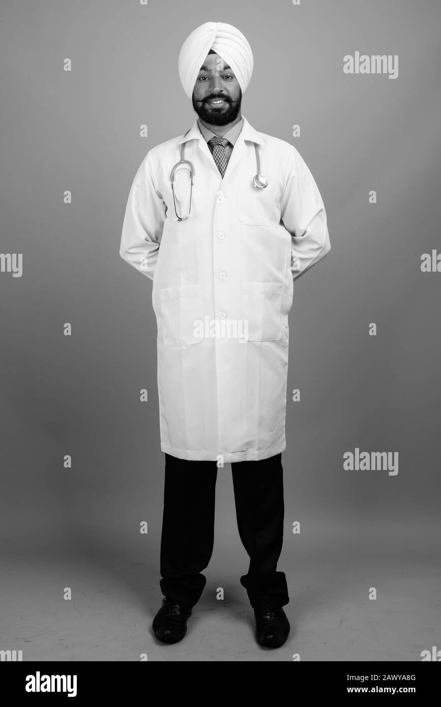 Young bearded Indian Sikh man doctor wearing turban Stock Photo - Alamy
