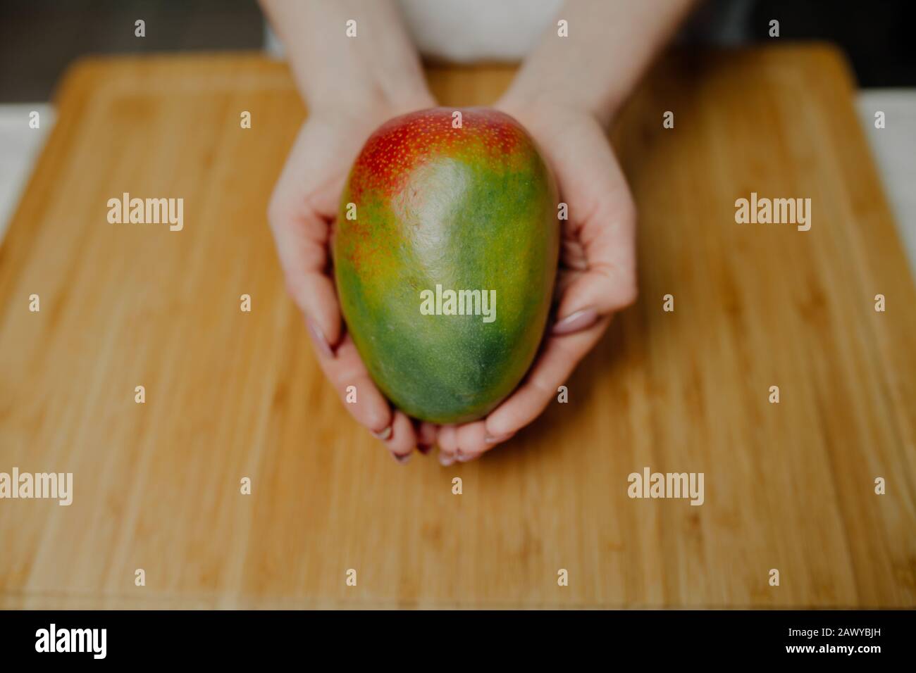 Hand holding mango hi-res stock photography and images - Alamy