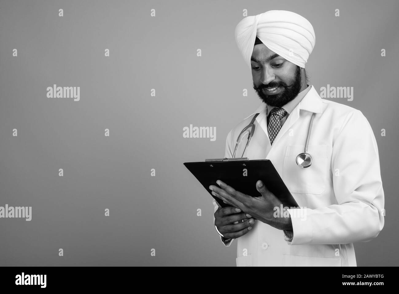 Young bearded Indian Sikh man doctor wearing turban Stock Photo - Alamy