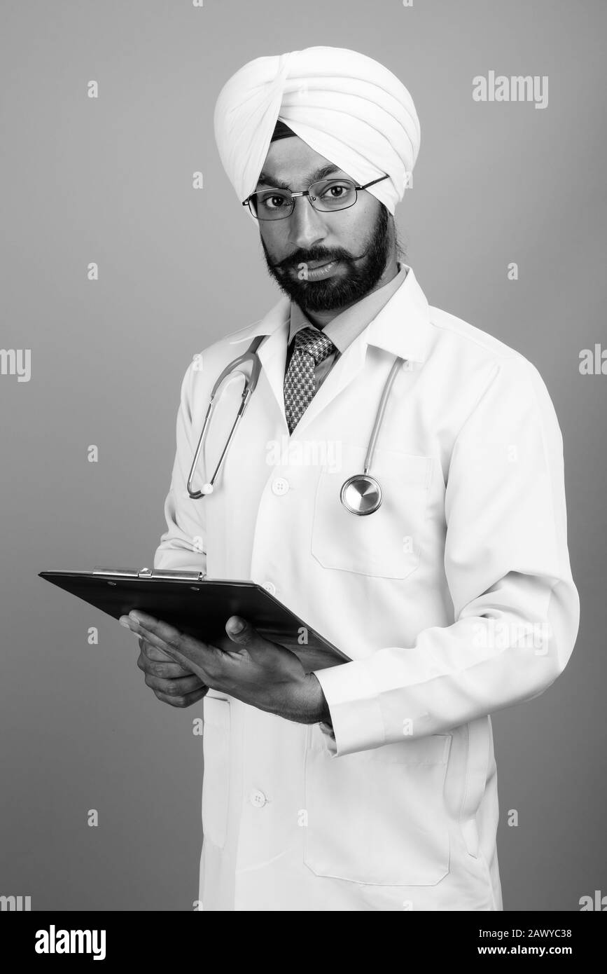 Young bearded Indian Sikh man doctor wearing turban Stock Photo - Alamy