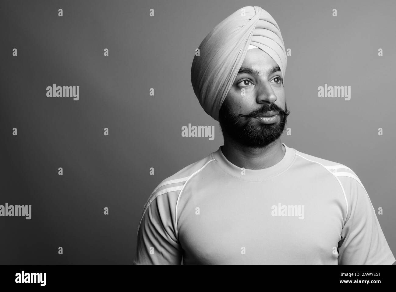 Young bearded Indian Sikh man wearing turban Stock Photo - Alamy