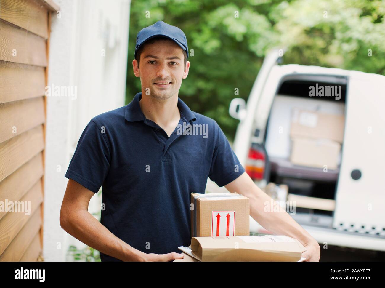 Front door delivery hi-res stock photography and images - Alamy