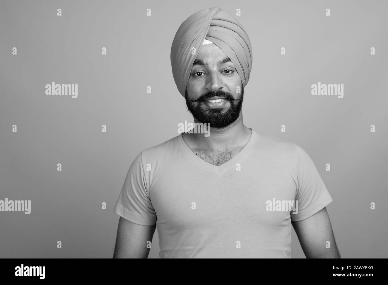 Young bearded Indian Sikh man wearing turban Stock Photo - Alamy
