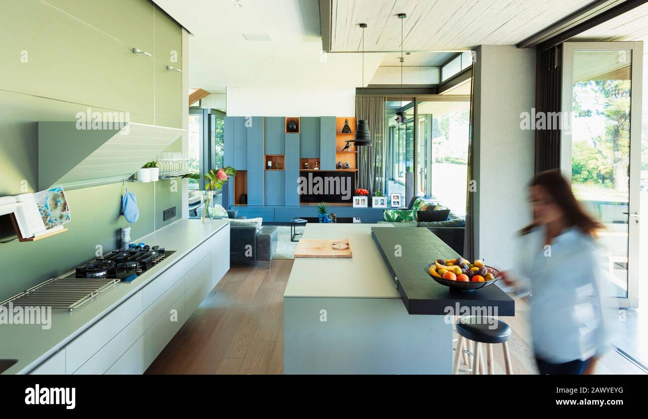 Women in modern kitchen hi-res stock photography and images - Alamy