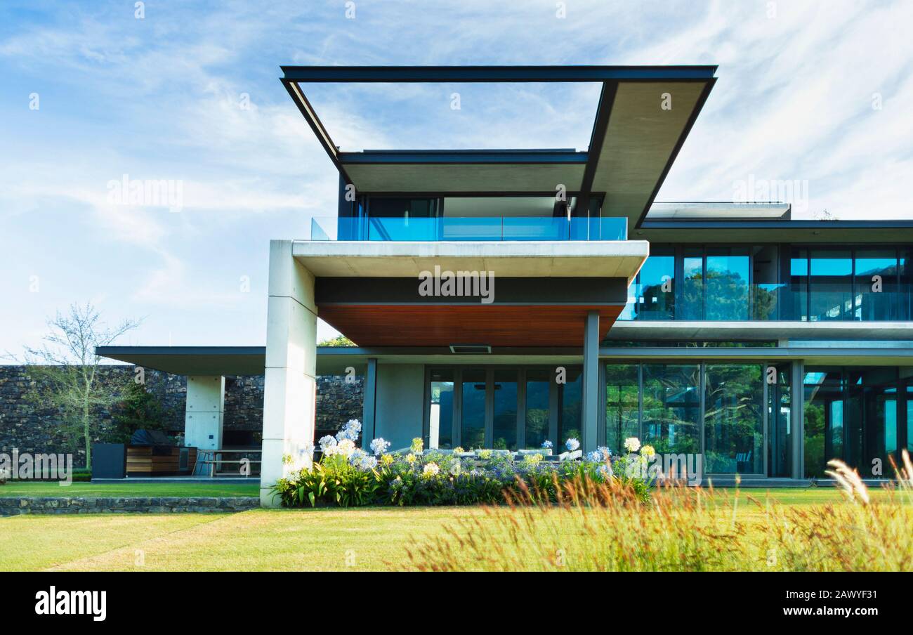 Modern, luxury home showcase exterior Stock Photo - Alamy