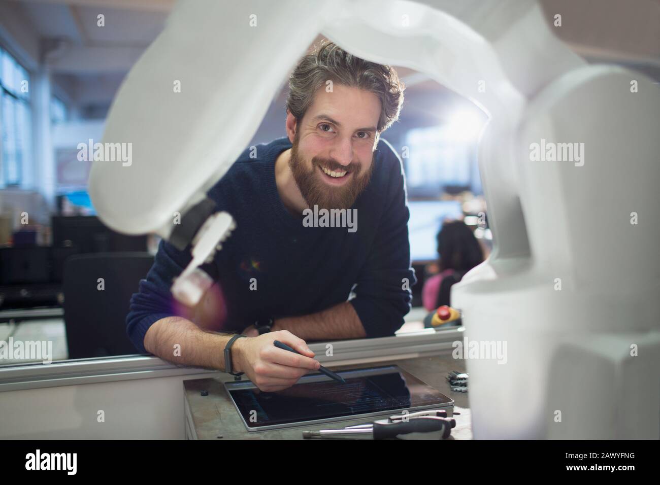 Engineer tablet smile hi-res stock photography and images - Alamy
