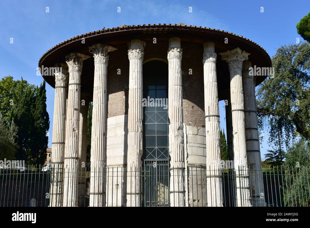 Round Greek Temple High Resolution Stock Photography and Images - Alamy