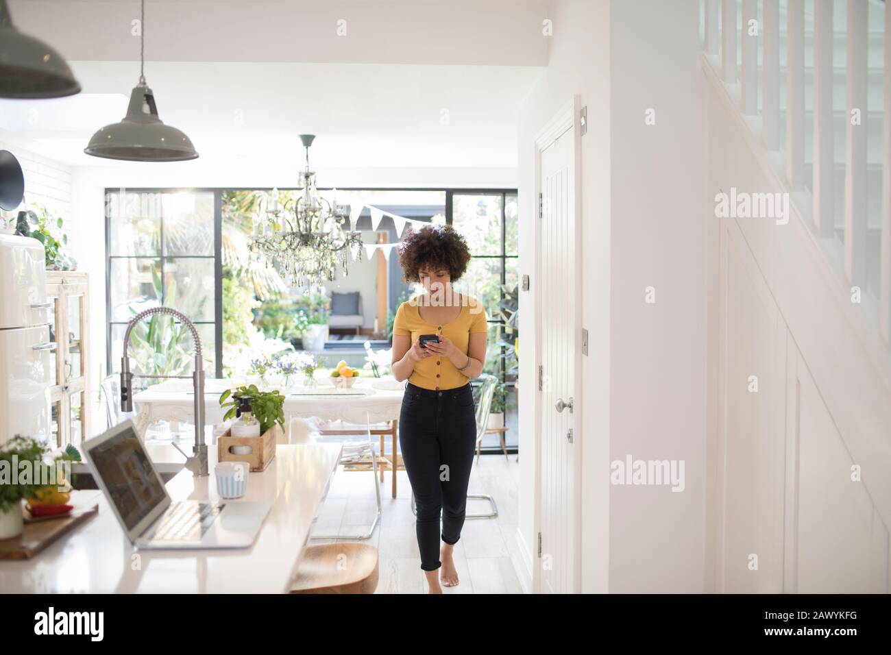 African in kitchen with phone hi-res stock photography and images - Alamy