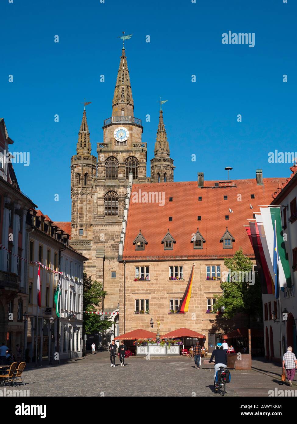 Martin-Luther-Platz mit Blick auf St. Gumbertus, Stadthaus, Markgraf ...